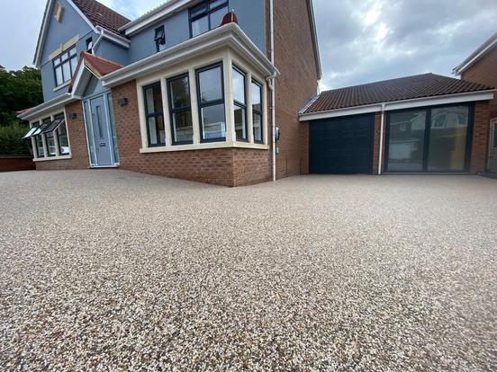 DALTEX Resin Bound Driveway Complements Gorgeous Property | DALTEX