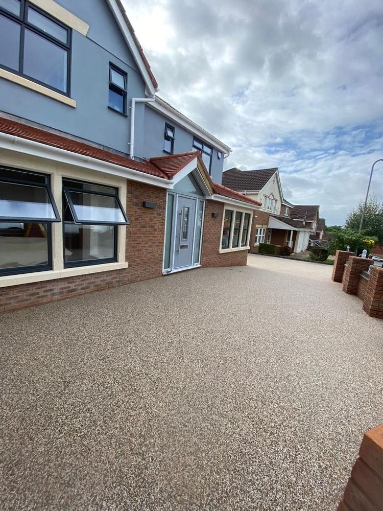 DALTEX Resin Bound Driveway Complements Gorgeous Property | DALTEX